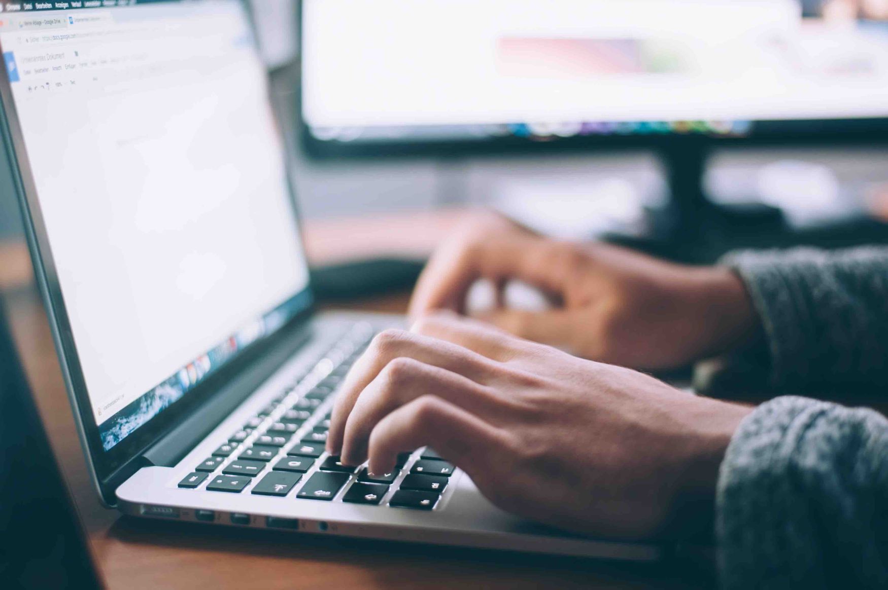 5 Well-Crafted Podcast Description Examples to Follow 5 Well-Crafted Podcast Description Examples to Follow
